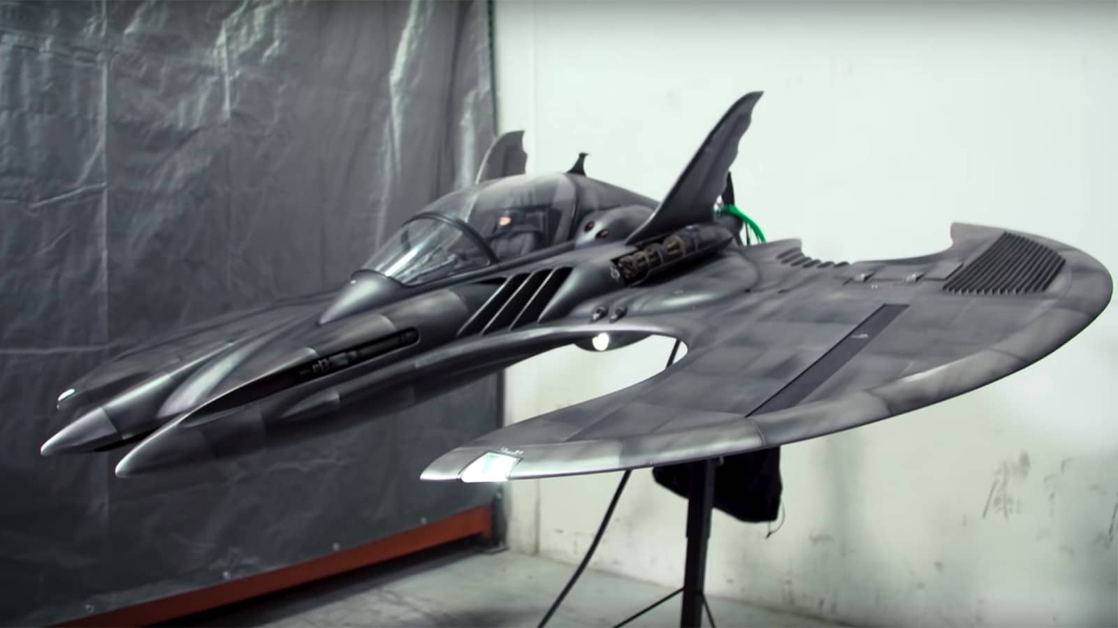 Flash es el primer testigo del nuevo Batwing del Batman de Michael Keaton