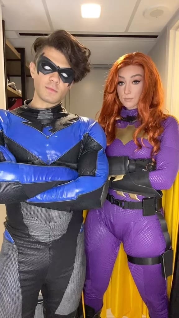 Esto es un cosplay de Gotham Knights y Batgirl, y lo demás son ...
