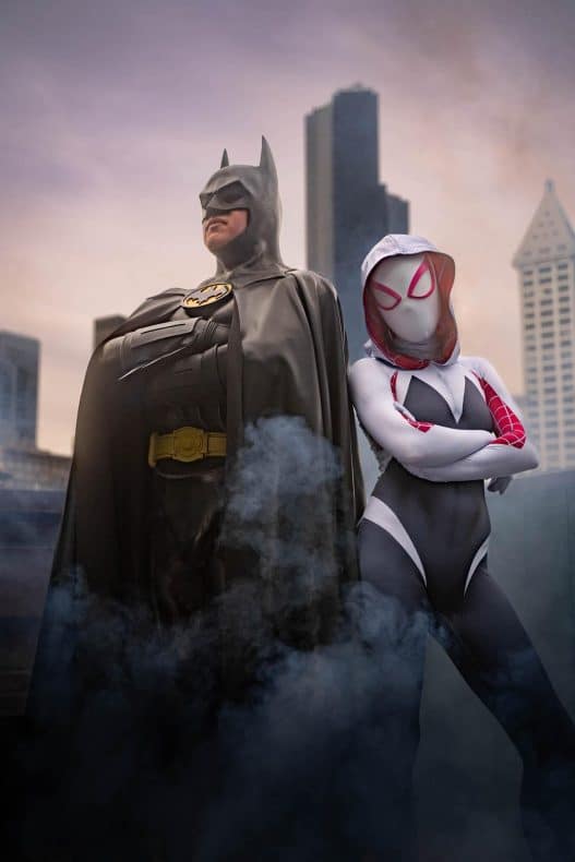 Crossover entre Marvel y DC gracias al cosplay de Spider-Gwen y Batman